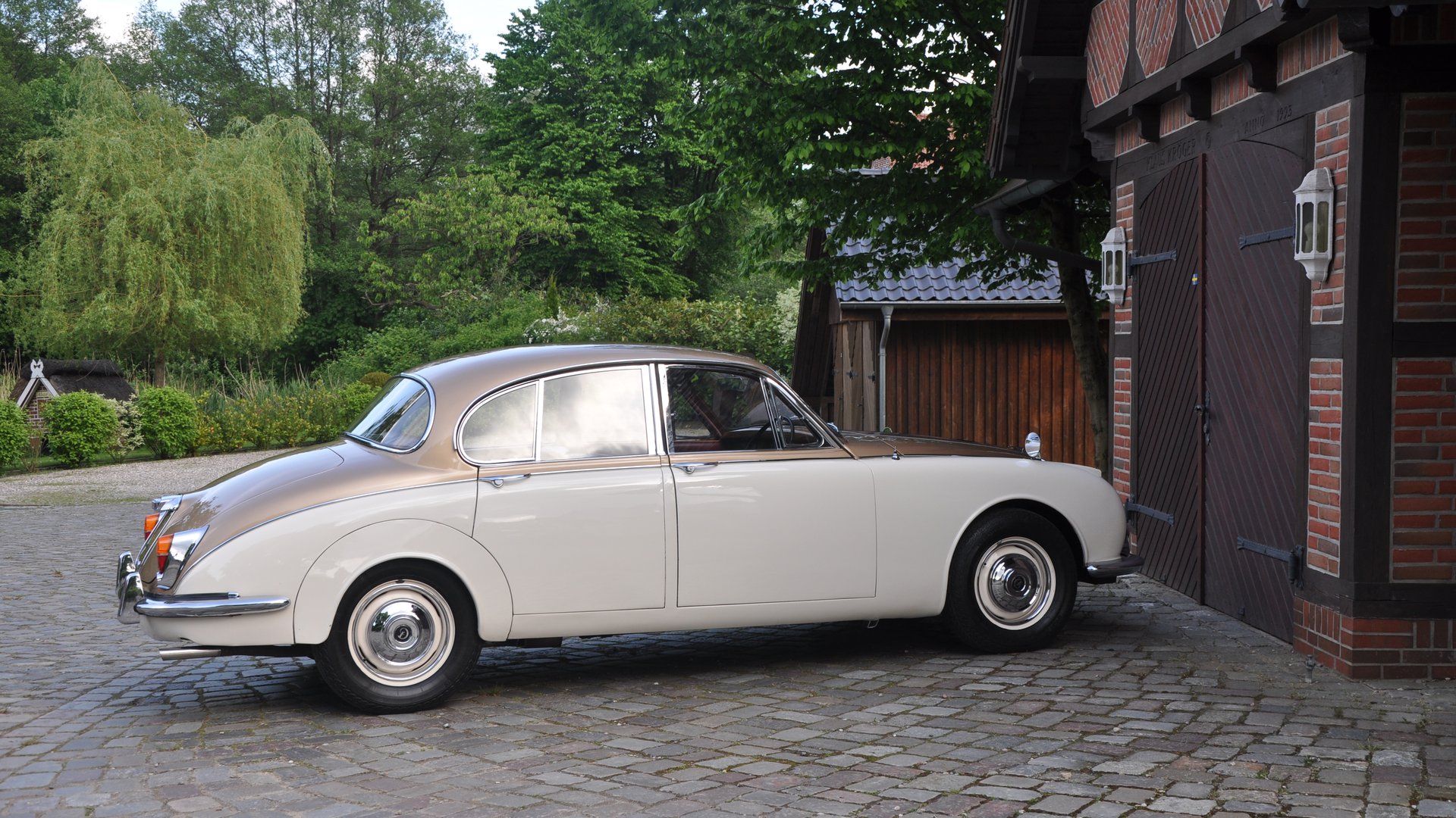 DAIMLER 250 V8 | Carracho-Classics