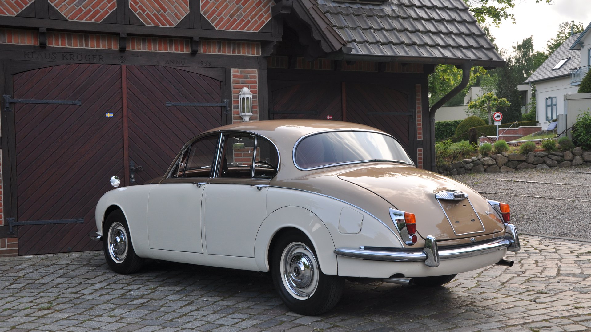 DAIMLER 250 V8 | Carracho-Classics