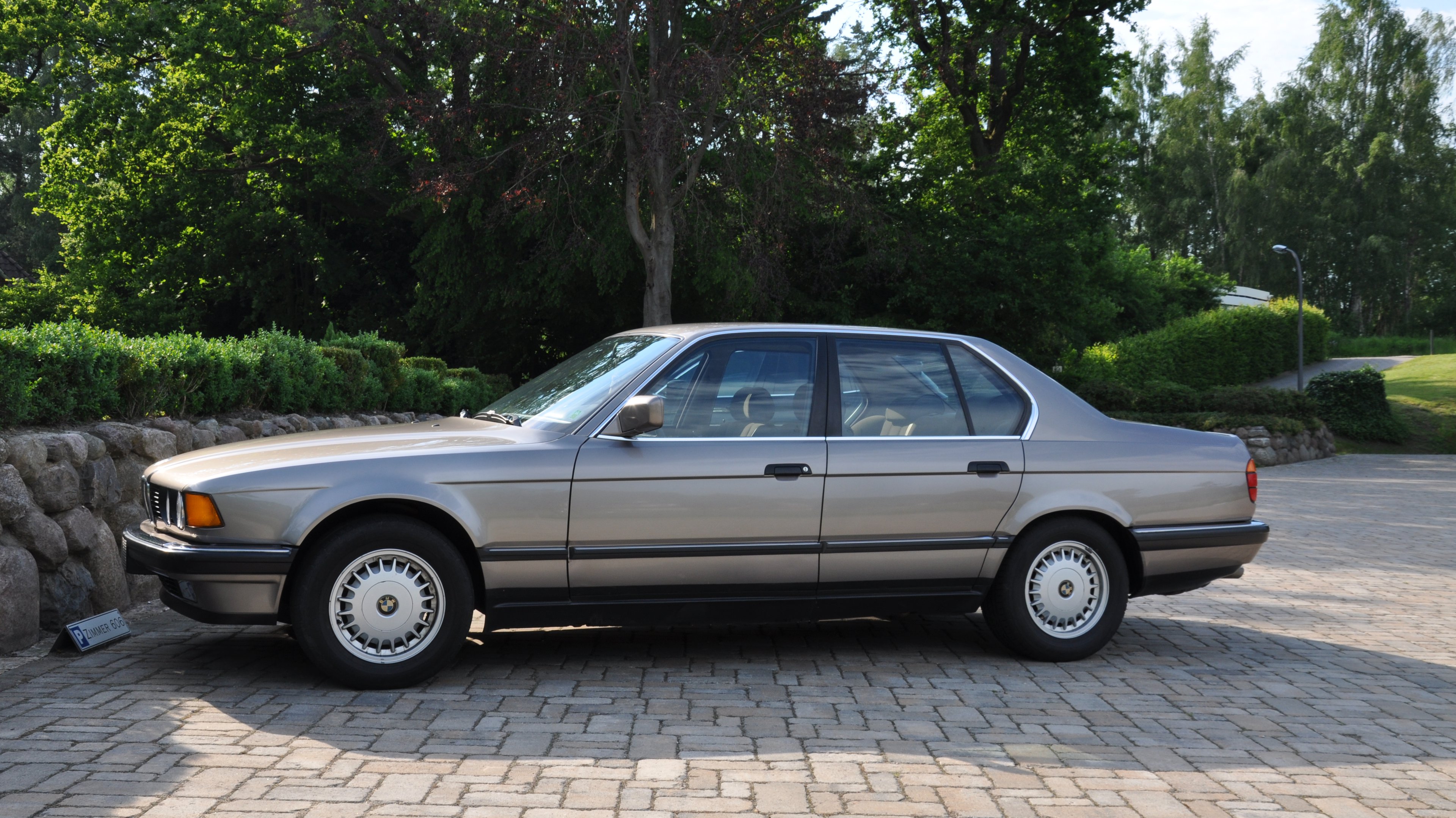 BMW 730i E32 | Carracho-Classics